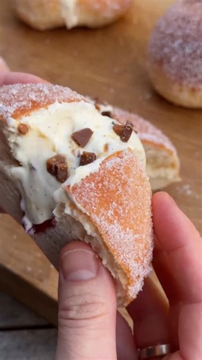 Frederik Haun on Instagram: "Mit bud på en fastelavnsbolle 2026 er med vanilje, Daim og syrlig hindbær 😍 Jeg elsker en Daim-islagkage, så jeg ville lave mit bud på en fastelavnsbolle, der kan det samme, men uden at være for sød. En blød smørbolle penslet med citronsmør og vendt i sukker. En syrlig hindbærkompot og diplomatcreme med Daim-stykker - den smager vanvittigt! Gem opslaget, så I selv kan lave opskriften 😙 Start med creme og hindbærkompot, da det skal køle i 2-3 timer. Diplomatcreme me