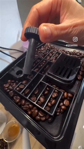 Vous tournez la molette du broyeur, mais ça ne change rien à votre café. Sur certaines cafetières DeLonghi, la molette peut être mal positionnée dès l’origine ou se déclipser pendant le broyage si elle est mal clipsée, sans que vous ne vous en rendiez compte. Résultat : elle tourne dans le vide et la mouture ne change pas. Dans cette vidéo, je montre comment déclipser puis reclipser correctement la molette du broyeur pour la remettre dans l’axe et que le réglage fonctionne réellement. C’est un d