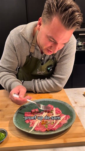 NICE TO MEAT • WEBSHOP • HORECASLAGERIJ • MEAT IS ART on Instagram: "Hier is ’ie weer 🔥 Sander Stibbe, onze Nice to Meat hobbykok. Deze keer gaat hij all-in met A5 Wagyu 🤯 Plat in de Victoria tortilla pers (ja echt) die we kregen van Green Egg Totaal, snijden, persen… en BOEM: carpaccio. Dan the moment of truth: minimaal opgemaakt, maximaal effect. 🍋Citroensap, Maldon zout, bieslook, olijfolie, Parmezaan en krokante knoflook. Eindoordeel? Niet normaal. 🥩✨ #A5Wagyu #NiceToMeat #FoodTok #Carpa