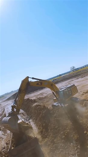 Dirt Action! Video Credit: @j.aar_ 💥BRADLEY IS BOOMING💥 — WORK THE DIRT — #workthedirt #digitdigitalgps #heavyequipment #construction #dirtwork #earthmoving #earthwork #bluecollar #dozer #excavator #dirtlife #throwing #slowmotion #building | Dig-It Digital GPS