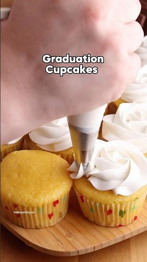 Cute Graduation cupcakes 🧁👨🏼‍🎓 #cupcakes #graduation recipe 👇🏼