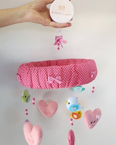 Mobile de berço musical lindoo e colorido 😍🥰 para alegrar e acalmar o dia do seu bebê 😍 . R$190,00 frete . ✅Você pode comprar no site! www.bolinhadepano.com.br . ✅Ou pedir pelo whatsapp! (51) 981779051 . 🚀 Enviamos para todo o Brasil! . #maternidade #maedemenina #maedemenino #maedeprimeiraviagem #bebe #bebês #portamaternidade #gravida #grávidas #enfeitedeporta #gravidinha #enfeiteportamaternidade #guirlanda #guirlandamaternidade #quadroportamaternidade #quadromaternidade #decorbaby #quartinh