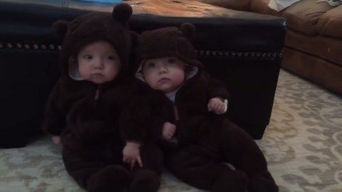 taytum and oakley: cute twin baby girls fall in unison!