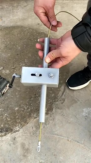 Alat Peluncur Kabel Cepat untuk Tukang Listrik Aplikasi Praktis: 🏠 Rumah baru – Tarik kabel listrik & data sekaligus 🏢 Renovasi – Ganti kabel lama tanpa bongkar dinding 🏭 Industri – Penarikan kabel kontrol panel listrik Keunggulan vs Metode Tradisional: ⚡ Waktu 70% lebih cepat – dari rata-rata 2 jam jadi 30 menit ⚡ Kerusakan dinding minimal – hanya perlu lubang kecil di titik akses ⚡ Bisa untuk pipa berisi kabel lama – sistem push-pull tidak macet #ToolkitListrik #EfisiensiProyek #InovasiTekn