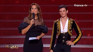 The cutest presentation of Maya 🥹👧🏻 Fun fact: she’s far more shy in real life! As her mum, I thought I knew her so well… but seeing her through the camera, in her own environment and surrounded by young musicians and artists like her, was a revelation. It showed me that with the right people, Maya can be confident, cheeky, and truly herself 🤩 #littlemusician #pianogirl #youngpianist #francetv #littleartist | mayalittlepianist