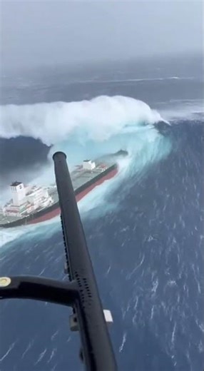 Tanker ship vs Rogue Wave - Survival or Disaster? #extreme #ocean #maritime
