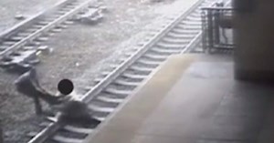 VIDEO: Officer pulls man from tracks