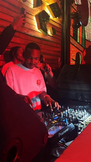 I played after Emtee and the crowd was chanting they want more! Shut it down real quick!! causing a serious mosh pit at Loyal to the plug for my brother 25k🔥🔥🔥🔥wait for the transition #fypageシ#fyp #fypシ゚viralシfypシ゚ #travisscott #fen #fein #trending | TeeJay Rsa