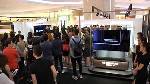 The much awaited LG SIGNATURE is finally here. Enjoy an EXCLUSIVE look into the LG SIGNATURE Media Launch held at ION Orchard, Level 1 Atrium. Stay with host Bobby Tonelli as we launch LG SIGNATURE, our ultra premium brand. Have a visual treat on Chef Janice Wong's edible installations of LG SIGNATURE as she takes you through a gastronomical art journey. Find out more at http://www.lg.com/sg/lg-signature #LGSingapore #LGSignature #IONOrchard | LG Global