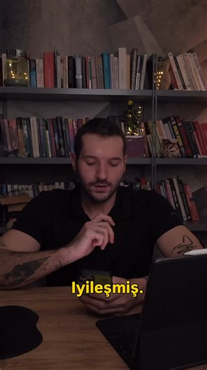 Bora Kerim / Tattoo - Design on Instagram: "Her iyileşme solmayla sonuçlanmaz , solukluk dediğimiz durum bir hatadır. Fakat her dövme iyileşme sürecinde bir ton daha softlaşır, çünkü artık üzerinde yeni bir deri tabakası vardır ve bu da boyanın görülebilir opaklığını azaltır, ama bu durum dövmenizin solduğu anlamına gelmiyor 🙌🏻 Özellikle bazı dövmelerde , realism veya mikro realism gibi ton içeren dövmelerde asıl istenilen sonuç iyileşme sonrası süreçte ortaya çıkacaktır, eğer daha siyah veya