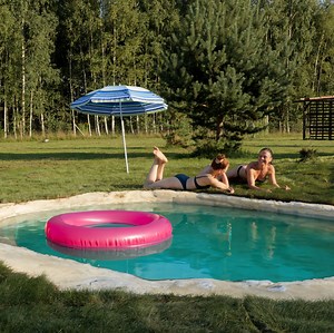 2 girls build a simple beachy pool oasis