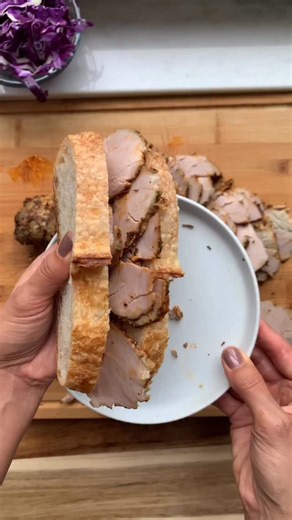 Lilibeth Ramirez| Recetas Lily & lifestyle latina creator on Instagram: "Hacer jamón casero cambió mi forma de comer en la semana. No me gusta comprar jamón industrial: demasiados químicos, ultraprocesados y el “light”… peor todavía. Desde que lo preparo en casa, lo congelo en porciones y siempre tengo algo listo para desayunar, armar un sándwich de pernil rápido o resolver una comida sin pensar. Este jamón de cerdo queda tipo pernil, es fácil de hacer y lo mejor es que puedes cambiar los condim