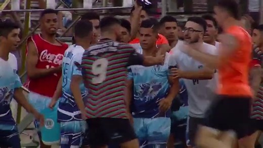 NTVT on Instagram: "🟥 Paso en la Copa Bolivia, concretamente el cuarto de final entre Club Blooming y Real Oruro, que terminó en una pelea y 17 tarjetas rojas. ¡Caos total! 😬"