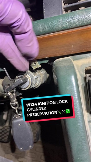 MERCEDES W124 IGNITION LOCK CYLINDER LUBRICATION & PRESERVATION🪛⚒️✅❤️ #mercedesw124 #classicbenz #carrestoration #oldschool #vitosgarage