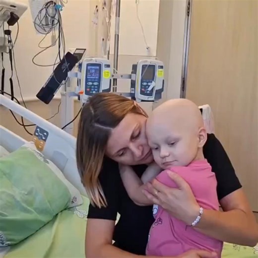 Osećam se bespomoćno, osećam se kao da nisam uspela kao majka, ali moram da se borim za Anu. 💔 Zovem se Anđela i ovo pišem u suzama, a stid više ne igra ulogu kada je u pitanju život moje ćerke. Ime mog anđela, koje možete videti na fotografiji, je Ana, i ona je najbolja stvar koja mi se ikada desila! Ima samo 4 godine i bori se sa ekstremno nasilnim sarkomom mekog tkiva poznatim kao Alveolarni rabdomiosarkom, faza 4. 😪 Gledajući moju devojku kako prolazi kroz tako agresivan i težak tretman sl