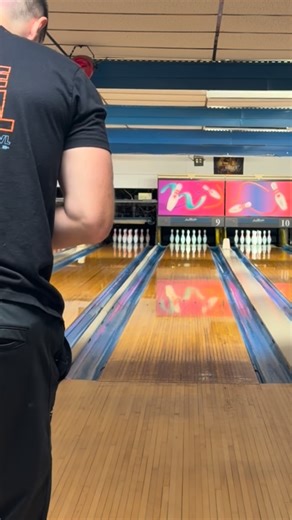 A little dirty birdie during mic check💪💯 • • • #bradandkyle #stormnation #bowling #pba #striking #practice #train #satisfying #turbo2n1grips | Kyle Sherman Bowling