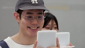 6.6K views · 32 reactions | ኣብ ዓለም ብሰንኪ ተኸሲቱ ዝነበረ ለበዳ ኮሮናቫይረስ ፍሽኽታ ጠፊኡ ሰባት ብማስክ ተሸፊኖም ክጉዓዙ ተገዲዶም ነይሮም። እቲ ናይ ኣስገዳድ ማስክ ምስተልዓለ ግን ፍሽኽታ ዝናፈቑ ጃፓናውያን ብኸመይ ፍሽኽ ክብሉ ከምዘለዎም ትምህርቲ ይወስዱ ኣለዉ። https://bbc.in/45TY6XL | BBC News Tigrinya | Facebook