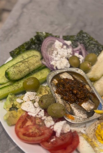 So, I finally prepared me one of those fancy, shmancy, #SardinePlatters and I must say!! It was a 10 outta 10!! And those Chili Flakes thingys… Game Changer!!!! 🤤😋 If you’ve been thinking about trying one… GO FOR IT!!! #Sardines #Platters #Healthy #Eats #Protien #Home #HealthySnack #Tasty