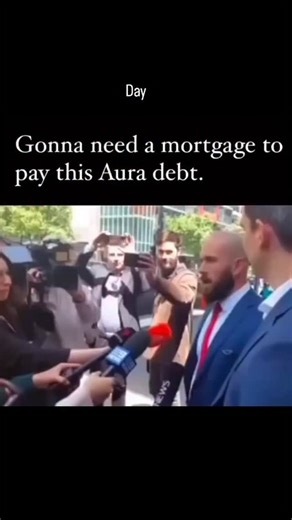 smallstrangeman on Instagram: "THE PHILLY SHELL When people talk about the sweet science of boxing, few defensive styles spark as much fascination as the Philly Shell. It isn’t just a guard—it’s an art form. Born in the gritty gyms of Philadelphia, this stance became a symbol of slickness, patience, and ring intelligence. The Philly Shell is instantly recognizable: the lead shoulder rolled high, the back hand tight against the chin, and the front hand resting low—ready to parry, block, or counte