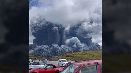La spectaculaire éruption du volcan Aso au Japon