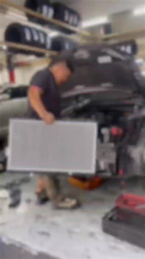 Sentiasa periksa paras cecair penyejuk secara berkala. Pastikan ia berada di antara tanda 'Min' dan 'Max'. Jangan sekali-kali membuka penutup tangki air radiator ketika enjin masih panas! #radiator #tangkibocor #radiatorcoolant #airbocor #temperaturenaik #overhead #swautoservices #workshopsetapak #tangkikereta #tangkirosak #serviceradiator 𝙎𝙒 𝘼𝙪𝙩𝙤 𝙡𝙤𝙤𝙠 𝙛𝙤𝙧𝙬𝙖𝙧𝙙 𝙩𝙤 𝙨𝙚𝙧𝙫𝙚 𝙮𝙤𝙪!! 📌Location : Sw Auto Services Sdn Bhd 33, Jalan 3/23b, Taman Danau Kota, 53300 Kuala Lumpur . �