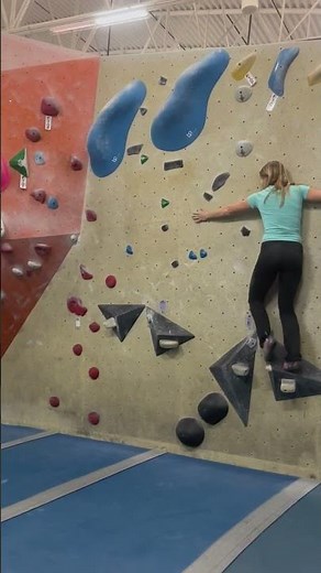 Woman Falls Headfirst During Gym Climb - 1646371