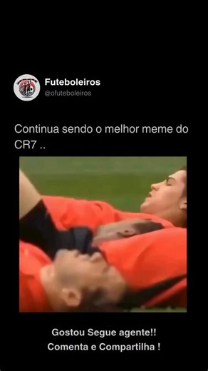Futeboleiros ⚽️ | Futebol e Opinião on Instagram: "Falar de CR7 é falar de uma máquina de recordes, mas também de uma personalidade que gera os melhores memes do esporte mundial. O cara é tão focado que até quando tenta entrar no clima de Humor a gente percebe que ele está competindo para ser o mais engraçado da sala, mantendo sempre aquele nível de elite! 🏆🇵🇹 Dizem que o Cristiano Ronaldo não envelhece, ele apenas atualiza o software para continuar frustrando os adversários com muito Humor e
