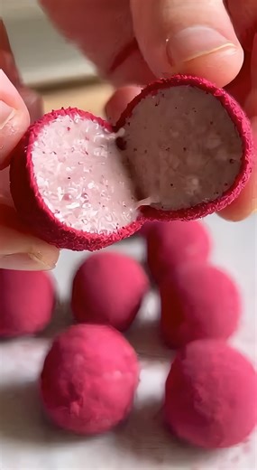 Indulge in these silky, vibrant Raspberry Truffles that perfectly balance creamy white chocolate with a punchy, tart berry finish! 🍓✨ 🛒 Ingredients (Serves 2-4) : 10 oz High-quality white chocolate, finely chopped 1/3 cup Heavy cream (at least 36% fat) 3 tbsp Raspberry puree (strained and seedless) 1/2 tsp Vanilla extract 1/2 cup Freeze-dried raspberries (pulverized into a fine powder) 👩‍🍳 Easy Steps : 🥣 Prep the Base * Place the finely chopped white chocolate in a heat-proof glass bowl. In