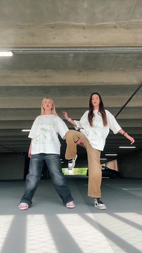 dc:US🤭Thanks for ur tags! Clothes➡️@VICINITY | 👩🏻➡️@rita 👩🏼➡️@alisha heyy, say it back pls✨ inst: ritalishsx 💕✨ 80K soon #ritareshka #aalishxx #dancingtogether #ritalishsx #dancingwithfriends #англия