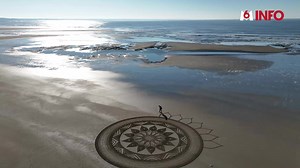 🎨 À Saint-Brévin-les-Pins, Pierre-Louis Cullier est un « beach artist ». Il transforme le sable pour créer des œuvres éphémères qui disparaissent avec la marée. Un art qu'il pratique depuis ses 14 ans… 🎥 Clara Le Nagard | M6 Info