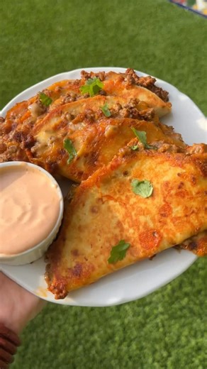 liv carbonero on Instagram: "It may sound cheesy, but I love this recipe 🌮 [~370 cals 55g protein] - Find my cookbooks in my bio 👀💖 You know the drill: wash and dry your cheese for a creamier melt ✨ - ✰ 4 small low carb tortillas ✰ 8 oz extra lean ground beef - seasoned with onion powder, garlic powder, paprika, chili powder, salt and pepper - 1/4 cup enchilada sauce ✰ 2/3 cup fat free cheese ✰ fillings of choice (I did pico and my chipotliv guac) 1. Heat pan to high and cook ground beef with