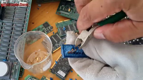 ♻️💰 How to Make Gold from E-Waste – Recovering Gold-Plated Pins from Electronics