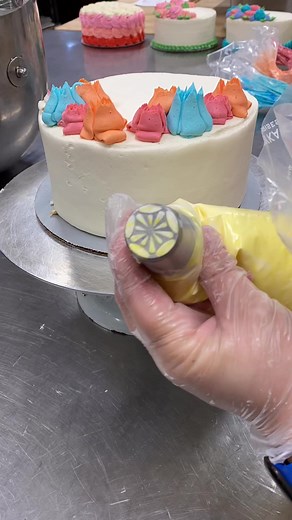 Russian flower tip. #cake #flower #buttercream #caketok #russiantipflowers #russiantip #pipingbuttercream