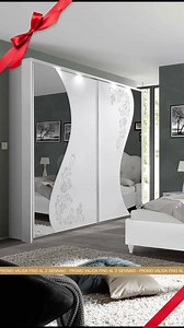 Camera Paris – Eleganza moderna e dettagli luminosi Una camera da letto raffinata, pensata per chi ama un ambiente romantico ma contemporaneo. ✔️ Armadio scorrevole con serigrafia glitterata e specchi integrati ✔️ Letto con ampia testata ✔️ Comò e comodini con serigrafia glitterata e piedi coordinati Un insieme armonioso, curato nei particolari, che dona alla zona notte stile e personalità. 📍 Via Torre 75, Saviano (NA) #dilorenzoarredamenti #cameradaletto #designitaliano #zonanotte #arredamento