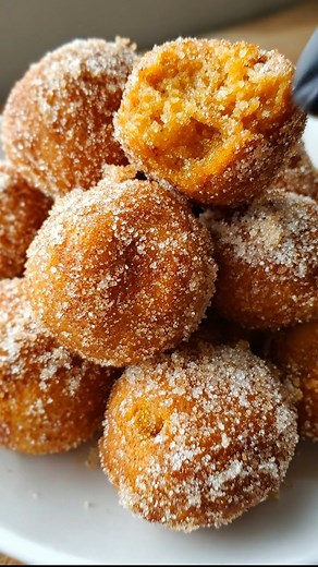 Easy Bisquick Pumpkin Donut Holes Ingredients: 2 cups Bisquick 1/4 cup sugar 1/2 tsp cinnamon 1/2 tsp pumpkin pie spice 1/2 cup pumpkin puree | Happy Recipes