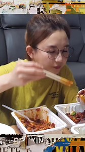 This dish consists of spicy stir-fried chicken feet (dakbal) and pork or chicken cartilage (odolppyeo), cooked in a rich, fiery gochujang-based sauce with garlic, chili flakes, and sesame oil, often enjoyed as a popular Korean anju alongside soju. Bagian 8 | Hamzy Fans, mukbang ASMR
