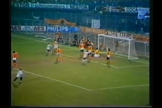 Vandaag in 1985 speelden Nederland en België de return van de play-offs voor het WK1986. Na een 1-0 nederlaag in Brussel zetten Peter Houtman en Rob de Wit het Nederlands elftal in de Kuip op een 2-0 voorsprong. Vlak voor tijd zorgde een kopbal van Georges Grün voor de 2-1 (video), waardoor de Rode Duivels zich uiteindelijk kwalificeerden voor het WK1986. Speciaal voor onze Belgische volgers :-) , maar de volledige wedstrijd van dit play-off duel is te zien op ons YouTube kanaal: https://youtu.b