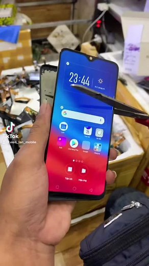 How to Remove a Cracked Screen Protector