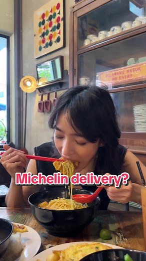 Ditch the hassle, and get GrabFood to deliver MICHELIN Guide restaurant meals right to your doorstep – it’s like having a VIP chef in your kitchen! 🍔🏡 Affordable, top-notch, and 5-Star approved by foodies everywhere. This festive season, treat yourself to restaurant-quality awesomeness without the hassle of queuing and parking. ✨ @grabmy #GrabFood #GilerVariety #MICHELINAtHome