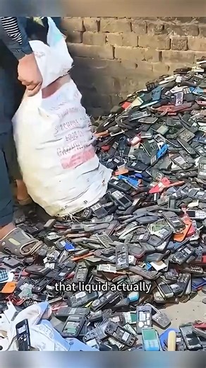 Extracting gold from old phones…😱 | Charity Bisteroso