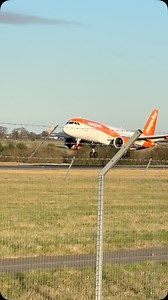 London Luton Airport landing spotting #landing #planespotting #aviation #planespotter #flying #avgeek #avgeeks #pilot #landing #lovelife | The Flying Duck77