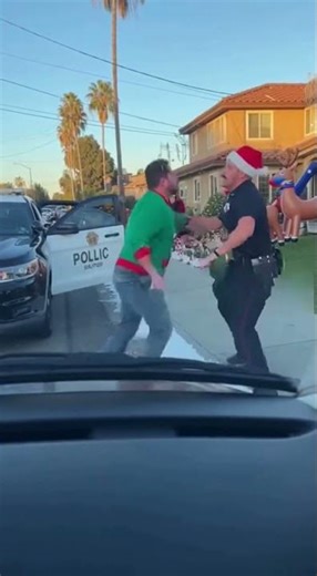 Cop in Santa Hat FIGHTS Driver on Christmas Day – Total Chaos!