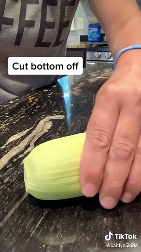 Life hack for easiest and most delicious corn on the cob! Enjoy this 3 minute hack! #4you #foryou #cornonthecob #lifehack #foodhack #momsoftiktok