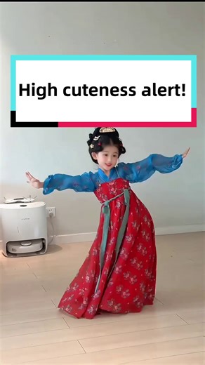 Dressed in Hanfu (traditional Chinese attire), this little girl showed off a cute, bouncy dance, looking like a tiny fairy dancing to the rhythm! #ChinaHeartbeats | Discover China