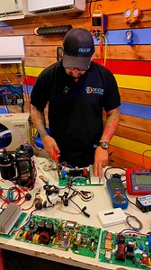 ❄️ ¿No te arranca el aire?⚡ ¿No sabés si es la placa o el compresor?👀 Mirá este video: te muestro cómo forzar el arranque de un inverter haciendo un puente en el conector blue.✅ En segundos sabés si el equipo responde.📚 ¿Querés aprender a hacer esto y mucho más?🚀 Curso de refrigeración rápido, fácil y práctico📅 Arrancamos este sábado de 11 a 13 hs – 5 meses, 1 clase por semana.📲 54 9 11 7197-2634👉 Inscribite acá | Dexter Capacitaciones