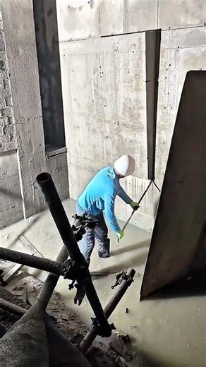 pria ini hampir kena timpa tembok coran semen#shorts