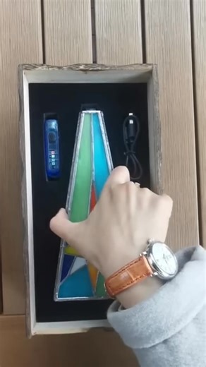 How a Kaleidoscope Works Exploring Symmetrical Geometric Patterns with Light and Mirrors | QuirkyQuanta | Facebook