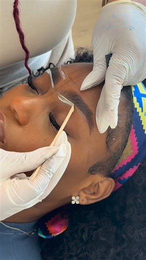 Kiasia Cameron | Atlanta Brow Stylist on Instagram: "I know you want to know how we do it 👀 So imma give you what you want🤪 - Our LIVE TRAININGS teach you all the fundamentals to perform a perfect BROW LAMINATION 👏🏽 From skin consultations, contraindications, supplies needed, proper set up, color choosing, mapping and SOOO MUCH MORE!! This is your personal invitation to THE BEST ONLINE BROW TRAINING 🎉 everything you’d learn in our 1:1 Class for ONLY $50😱 Who’s this training for? ⬇️ +Beginn