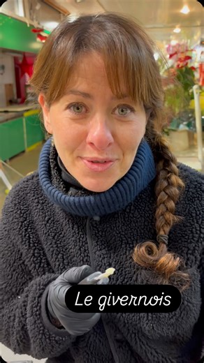 🌸🧀 Le Givernois version chèvre frais Un fromage délicat et original : chèvre frais aux fleurs et aux boutons de rose, subtilement infusé au thé vert. Une création raffinée de la Fromagerie des Gors, où fraîcheur, douceur et élégance se rencontrent. À déguster lentement… pour en savourer chaque note 🌿✨ #fromagerie_sophie #fromageartisanal #fromagelover #fromagechevre #creationfromagere @buisson.rungis | Fromagerie Sophie