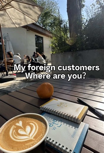 Even selling windows and doors has taken me overseas—now I’m cranking out copy in both Chinese and English, switching between the two like a breeze. I’ve been in this industry for 15 years. Majored in Japanese and English back in college, but never got to put them to work in windows and doors... until now. With overseas expansion in full swing, I’m finally leveraging my three languages to the max.If you’re an overseas buyer sourcing windows and doors, why not give Betty a shot? I’ll be your most